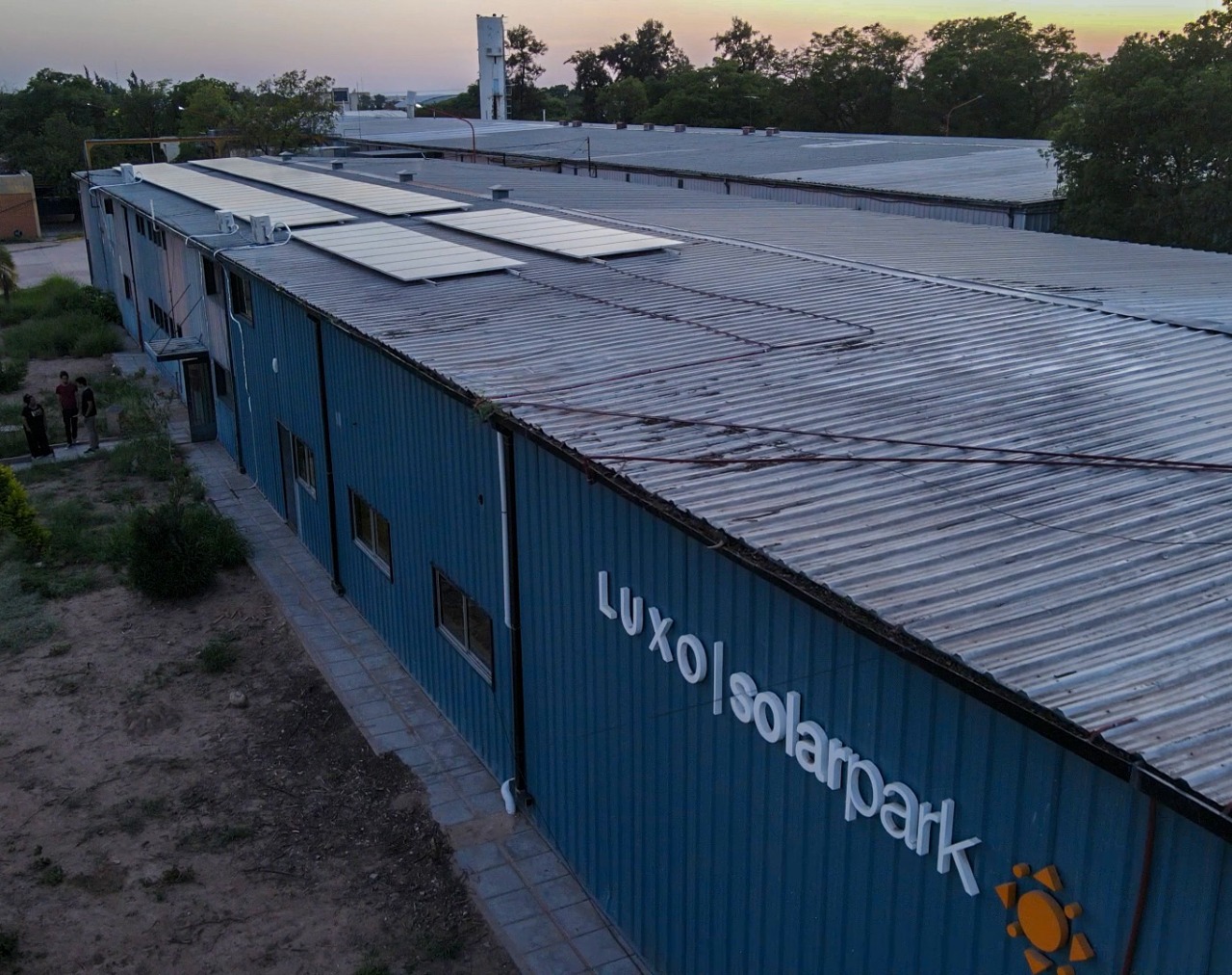 Con 72 paneles solares Luxo ya usa energía renovable